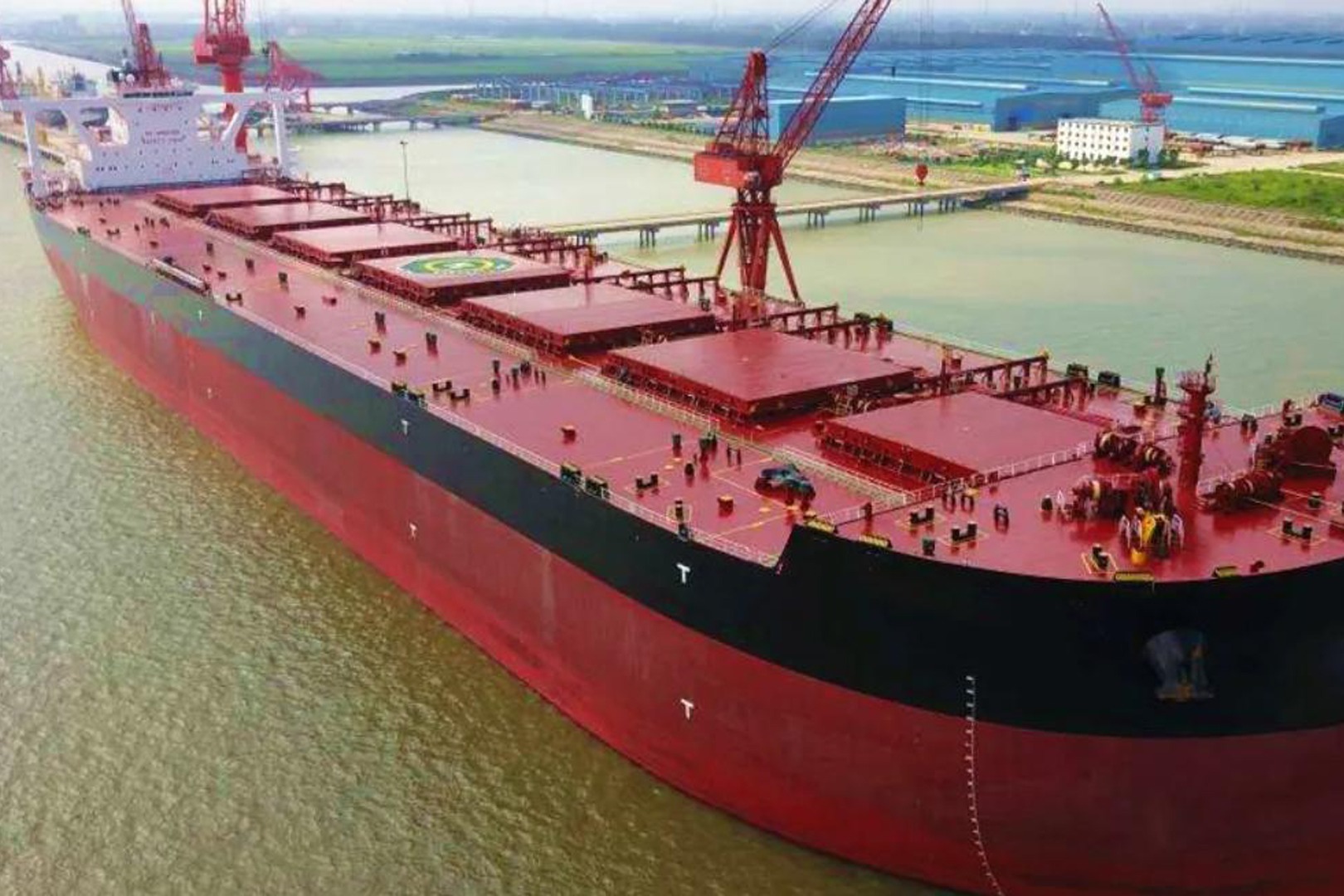 中国再创世界纪录,造出世界上最大散货船,长约362米吨位巨大