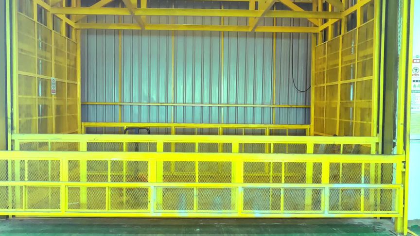 时间过得真快,一晃眼这设备快3年了。5.5m进出口,电动提升门