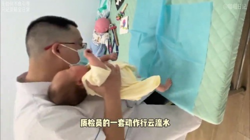 妈妈带着刚出生的宝宝去体检,医生的专业手法令人惊叹,网友:真是目瞪...