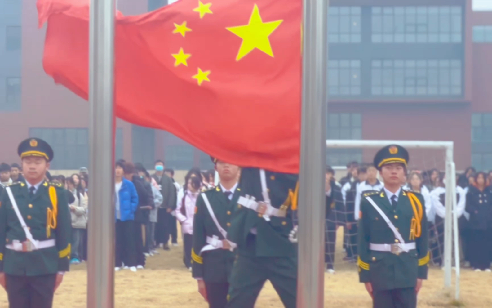 ...城铁技工学校举行第二十一周升旗仪式暨文明寝室、班级、教室,优秀...
