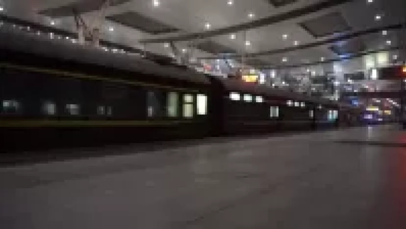 武昌火车站拍车:K237次列车出站