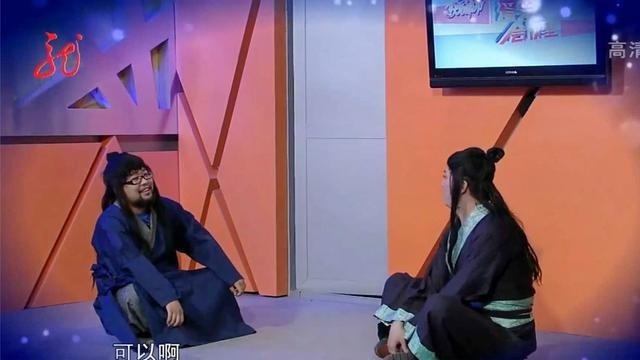 爱笑会议室:客栈也是够实(贫)在(穷)的,没桌子和椅子就地吃
