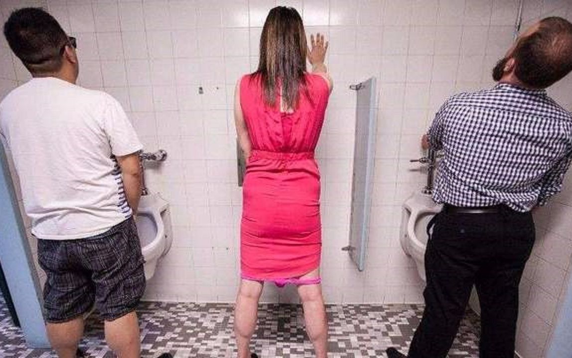 女性也能站着上厕所?外国发明“站立小便器”,再也不怕厕所挤!
