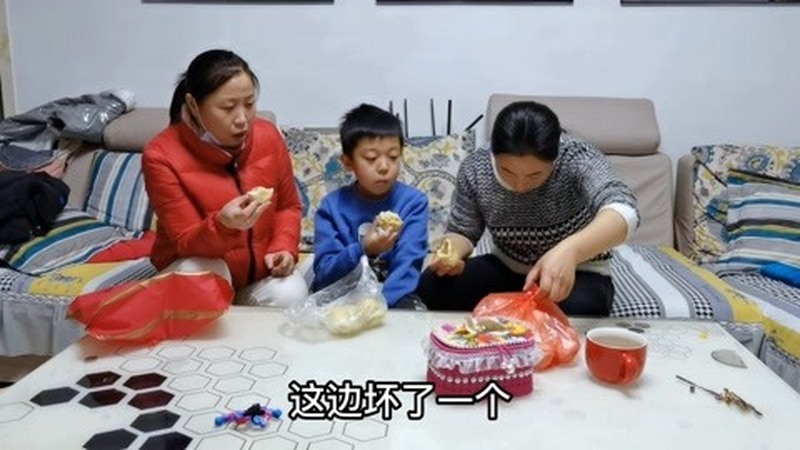 婆婆各种口粮拿一堆,硕硕贴心送到家,姑姑大老远送来肉包子真亲