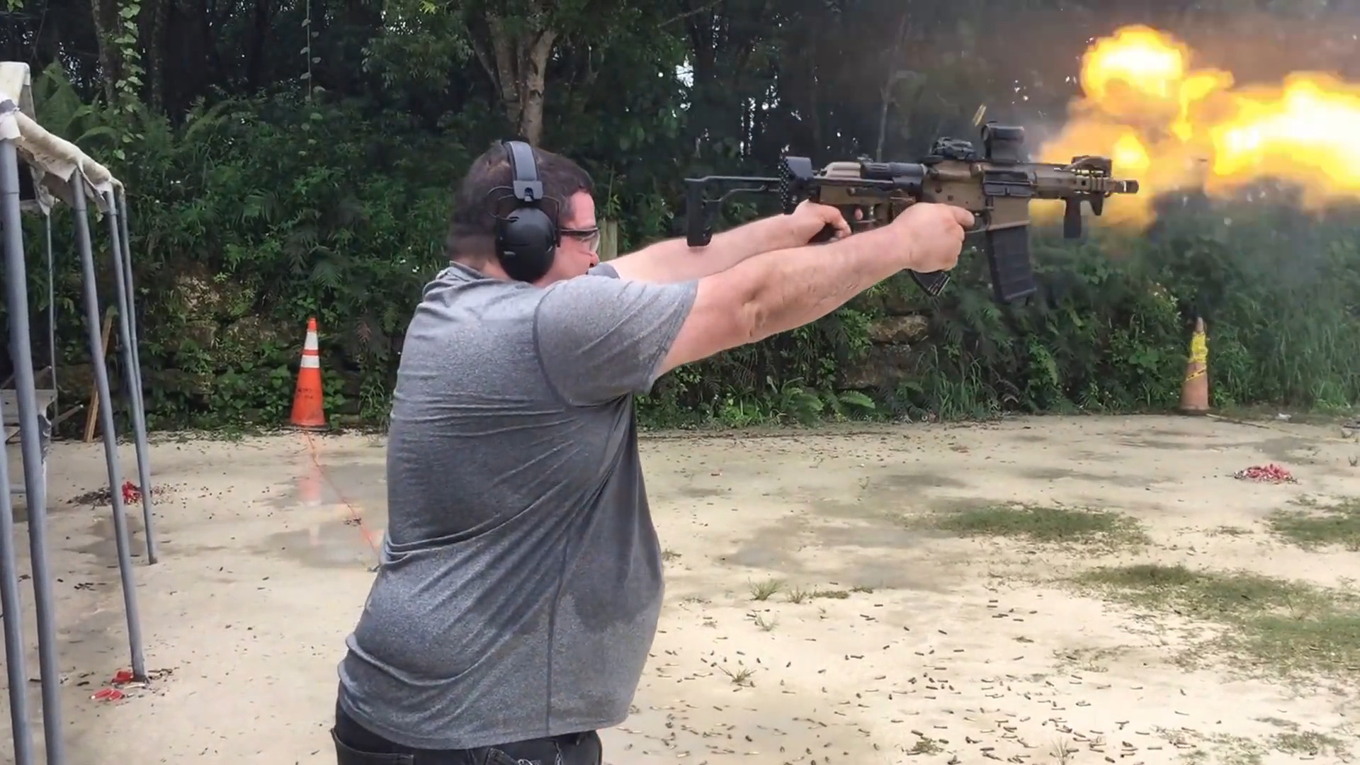 双持枪械射击,到底是战场上的"活靶子",还是能形成火力压制?