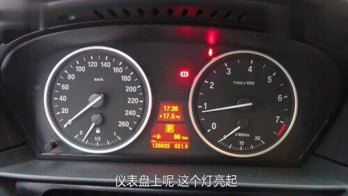 发动机故障灯突然亮起，别再傻傻给4S店送钱，教你一招瞬间解决！