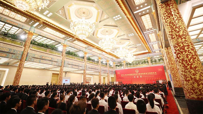 我国第一代核潜艇总设计师黄旭华被授予共和国勋章