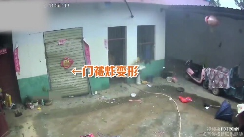 居民去厨房做饭时煤气罐爆炸,跑出来后懵了,邻居将其送医治疗 (1)