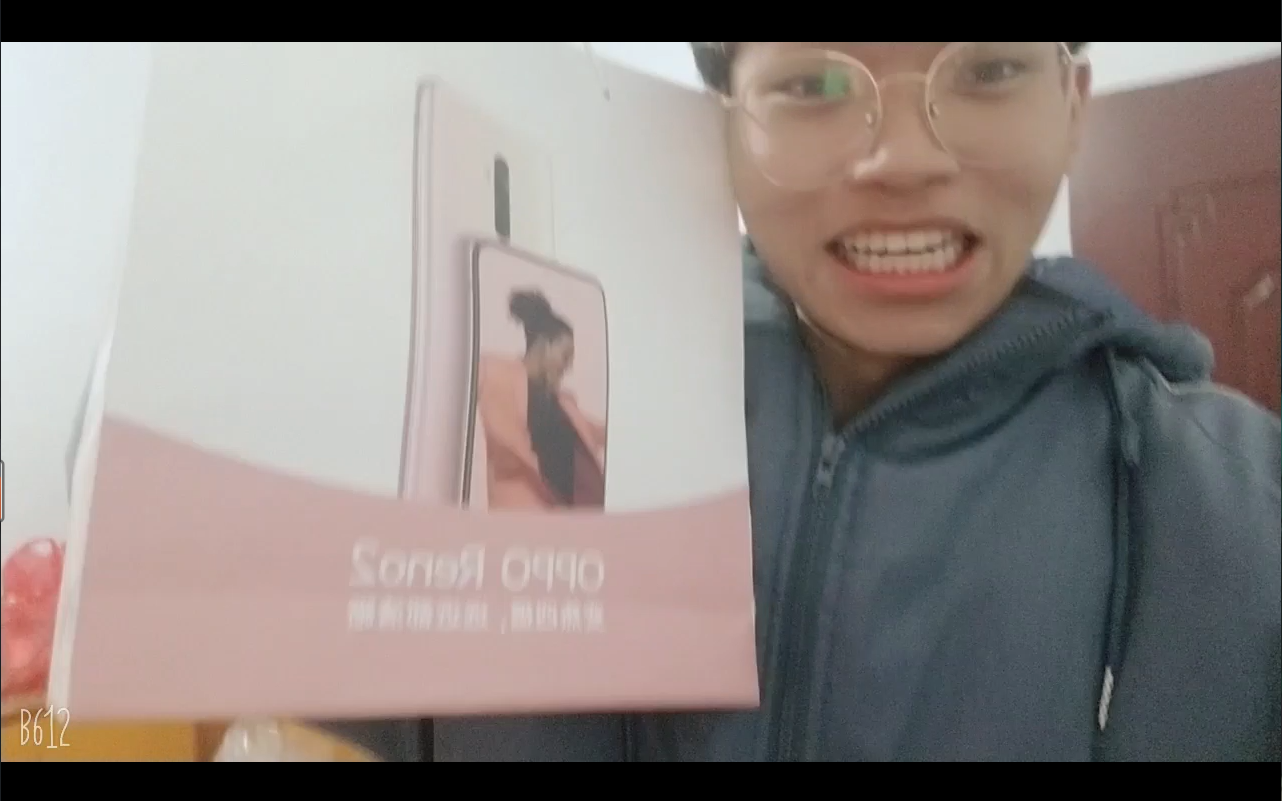 小伙请假回家过年 妈妈直接买新手机 舒服~