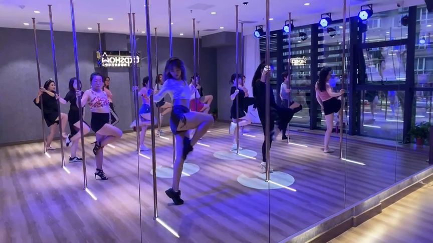 西安妹子群跳钢管舞,那个起身的姿势也太妖娆了