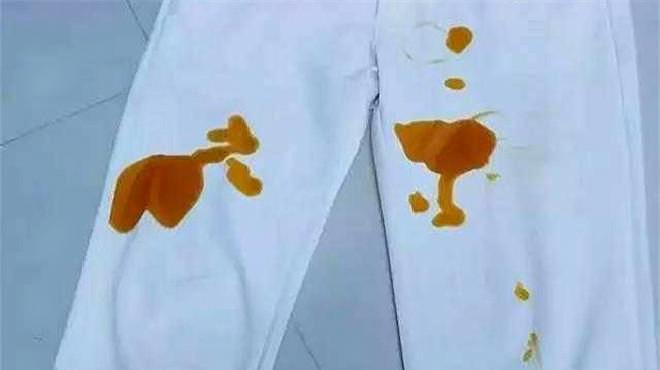 衣服染色别着急,教你一个小方法,不用漂白剂,也能恢复本色