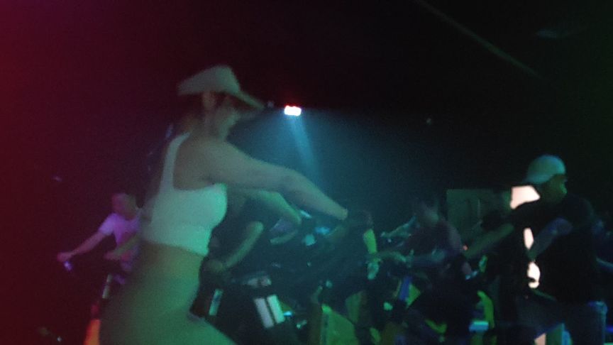 #动感单车 舞动青春活力