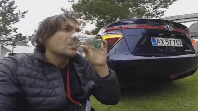 丰田卡罗拉到底有多牛,拿个水杯试试才知道,卡罗拉水有点甜