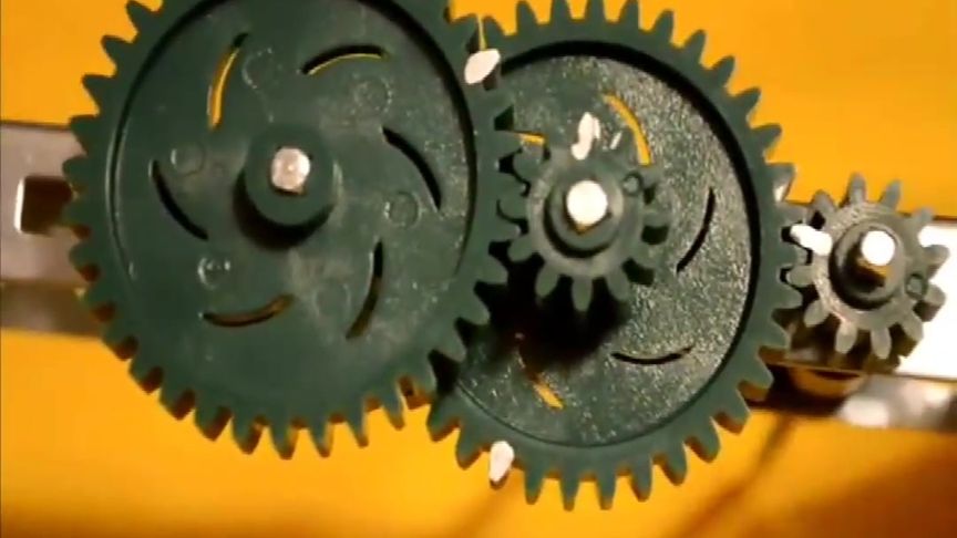 四个小齿轮,完全演示了变速齿轮的机械原理