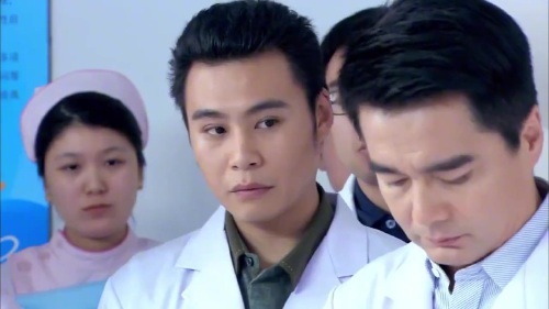 小伙把病人药换成高价药,被医生怒骂,小伙还振振有词