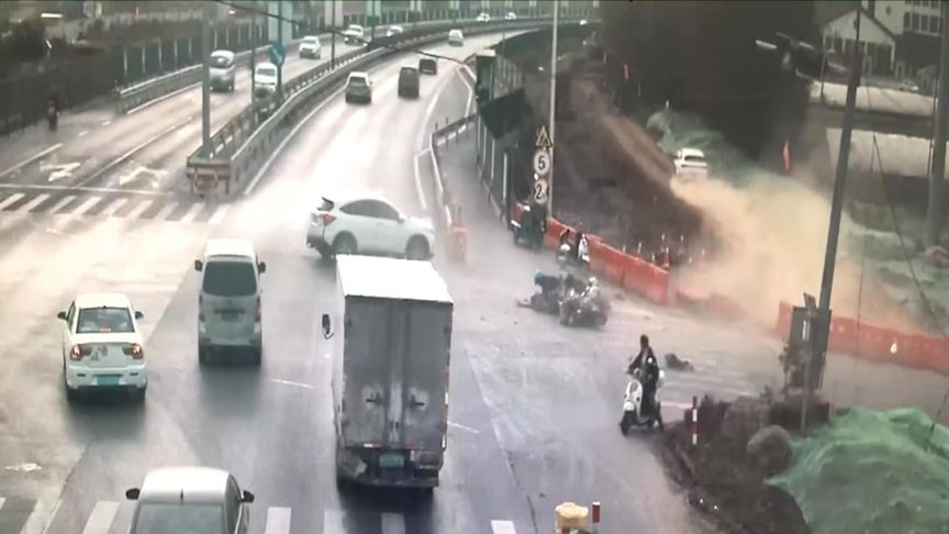 比亚迪电动车,经过一个十字路口,刹车失灵,一路撞上三部车