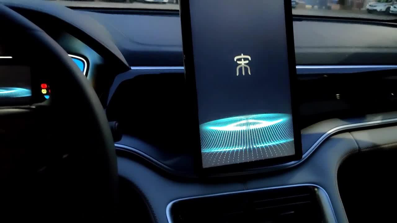 比亚迪宋plusdmi的110KM续航低配版,启动跟仪表盘展示