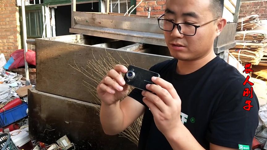 刚子在废品回收站找到行车记录仪,测试后内存卡还能用