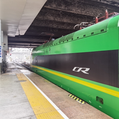 一列广深港复兴号 