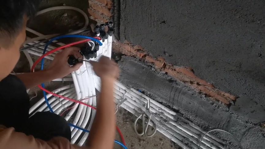 预埋线管用这个穿电线,省力又省工!电工师傅现场示范。