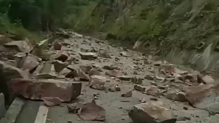 泸定县6.8级地震,一挂车被砸,所幸司机无大碍。