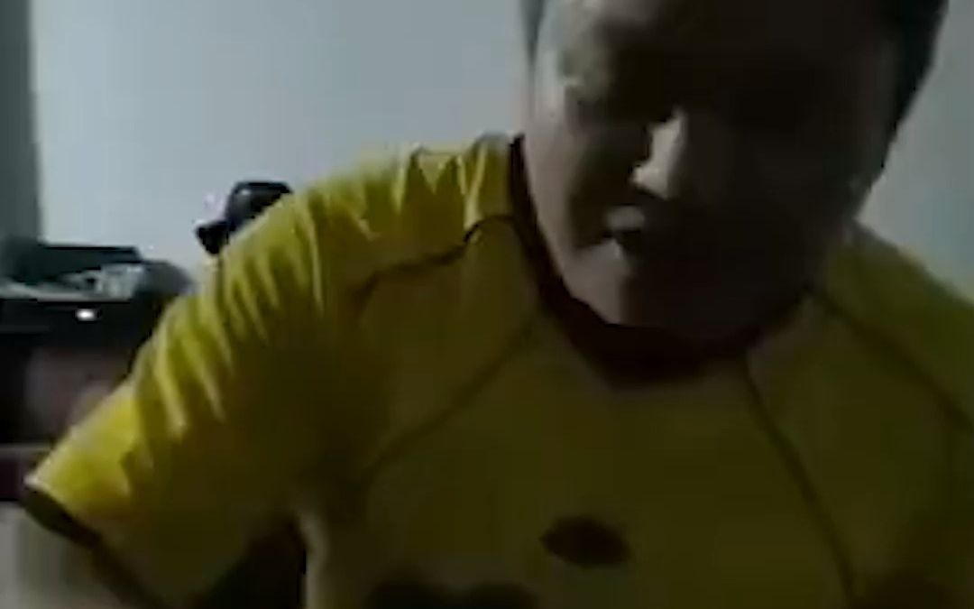 男子喝下点燃的白酒,谁知火无法熄灭朋友大笑,网友:出了事你们都有责任