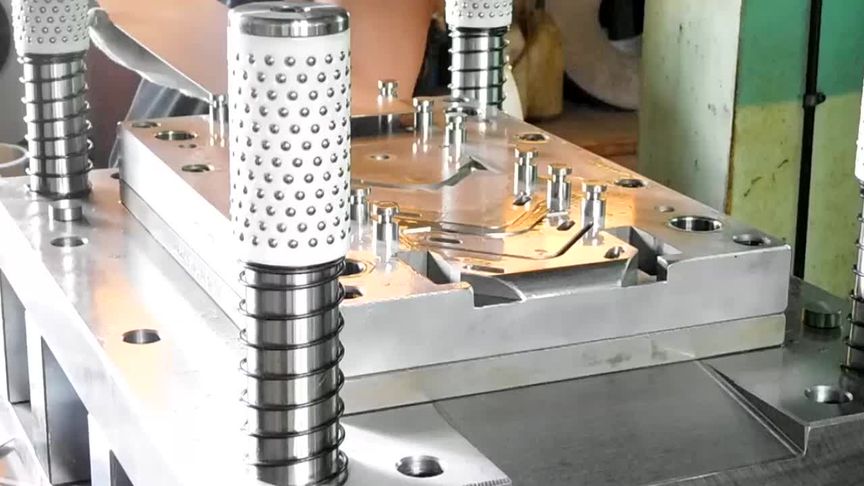 #冲压模具 连续模试模中,时间仓促,只能手动送料了ߘ�#模具钳工