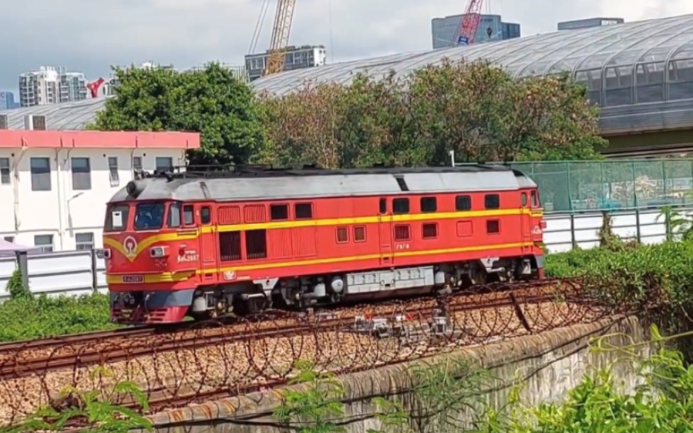 【平南铁路】橘子DF4-2667在深圳西站换向,准备牵引K238次开往太原