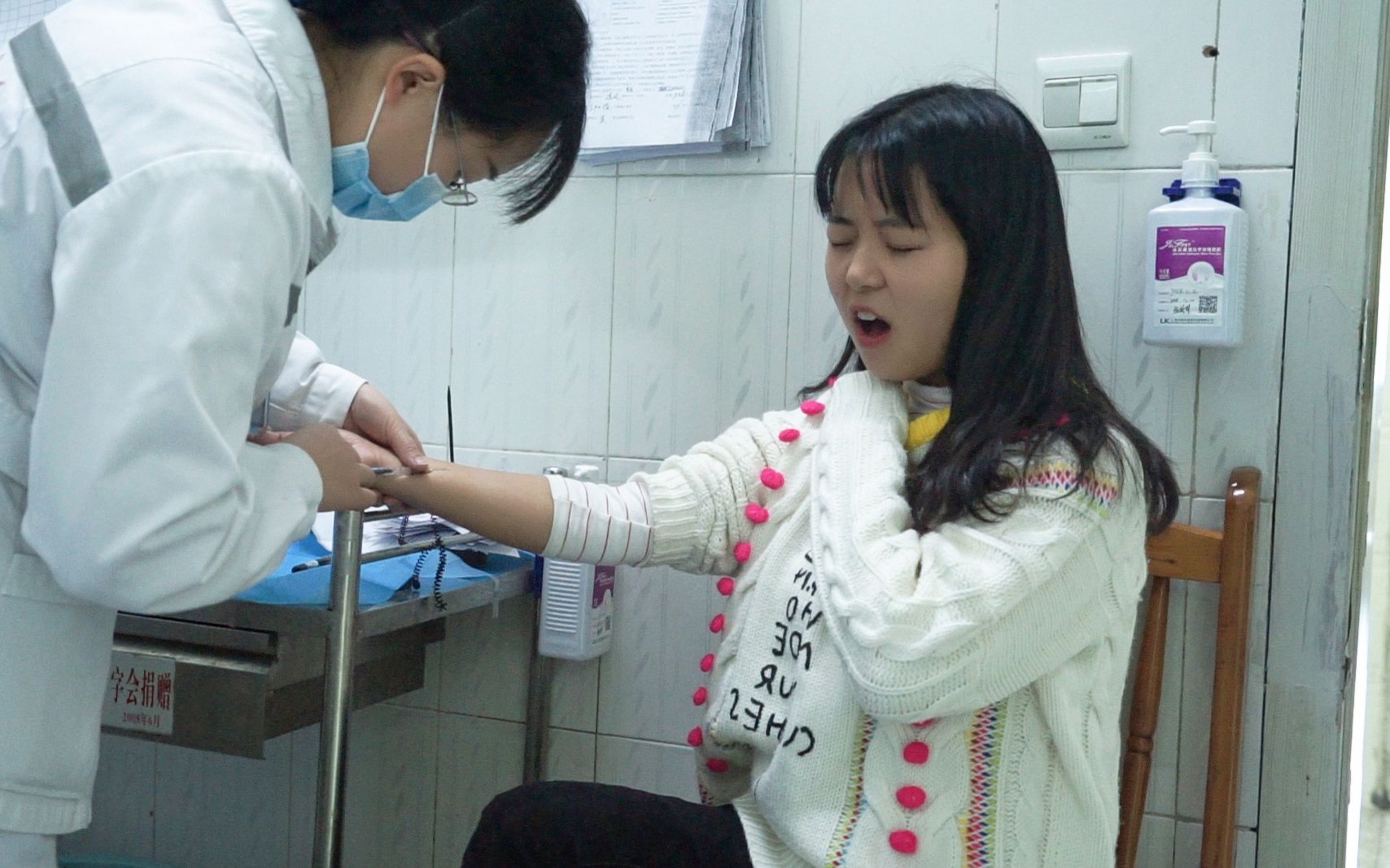 有多少人害怕做皮试的?姑娘疼得差点从椅子上掉下来