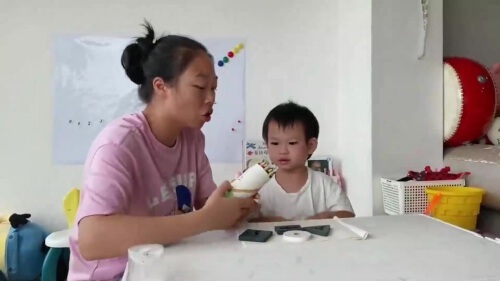 多大宝宝适合握笔训练?爸妈太着急了,陪2岁半女儿画画练习控笔
