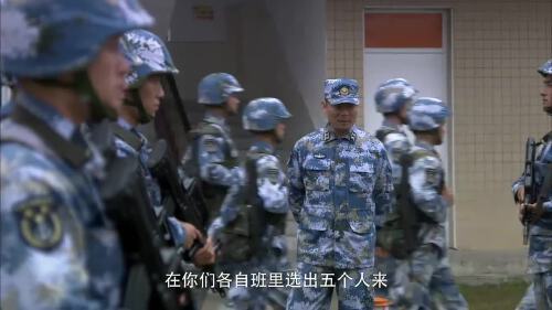 火蓝刀锋:二小组展开对抗演习,解救人质,谁知人质是女领导