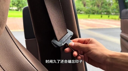 奔驰原车安全带卡扣容易磕碰出异响和划痕