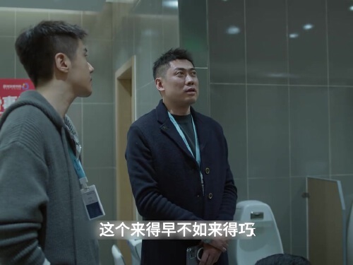 黑心老板为了防止员工蹲坑摸鱼竞把所有厕所都装上计时器