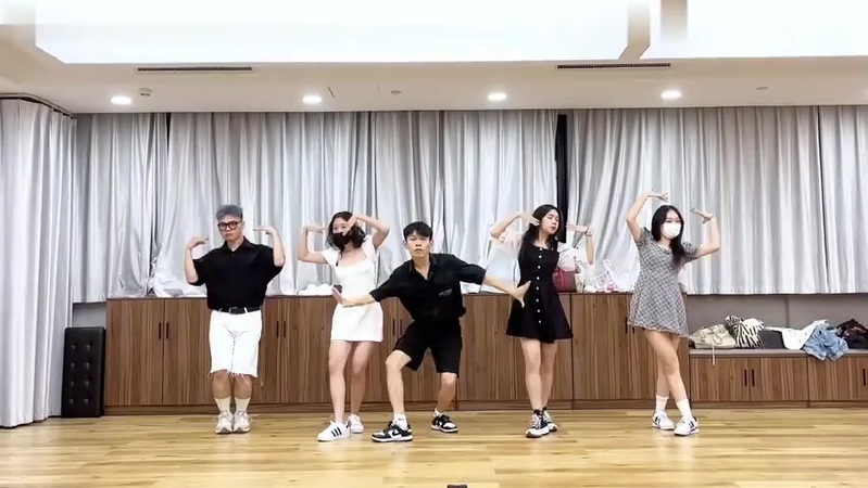 ITZY Sneakers练习室来啦!985高校学生两小时速成半曲团体速翻跳来...