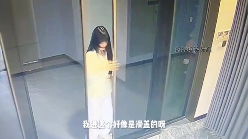 滑动门轻轻被碰了一下,瞬间变身翻转模式!