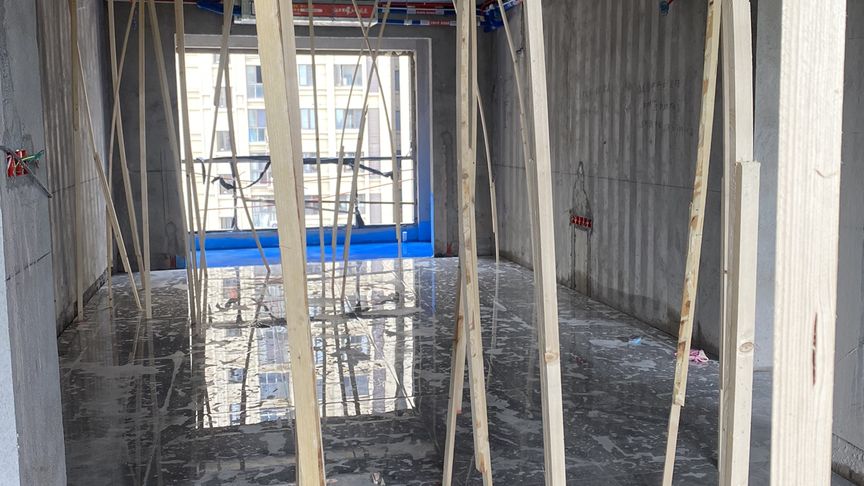 客厅餐厅地面瓷砖铺贴完毕,进门被眼前一幕惊呆,走路像丛林探险