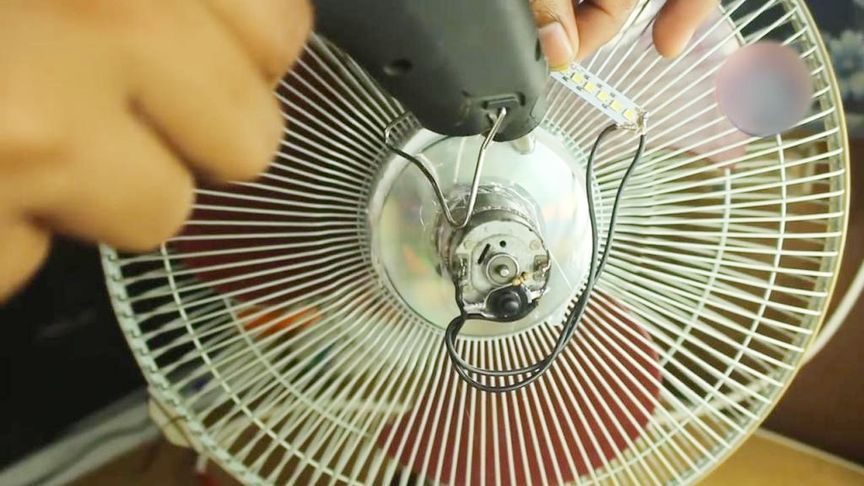 大神在电风扇上安装一盏灯,风扇一转灯就亮,太神奇了
