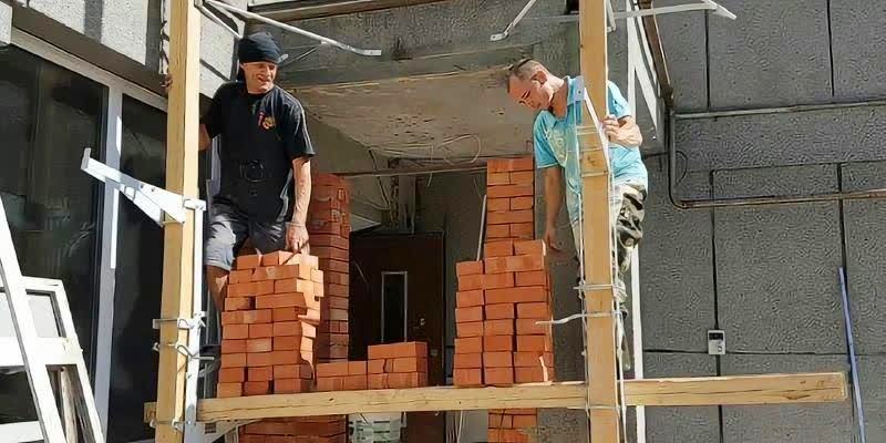 40岁大叔发明新型简易脚手架,不用钢管和扣件