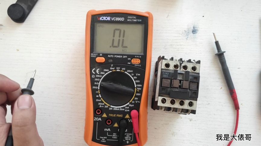 890D万用表怎么测接触器好坏?老电工教你一招,10几秒搞定