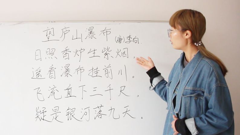 古诗《望庐山瀑布》赏析:用多种修辞手法,把瀑布描绘的壮丽雄壮