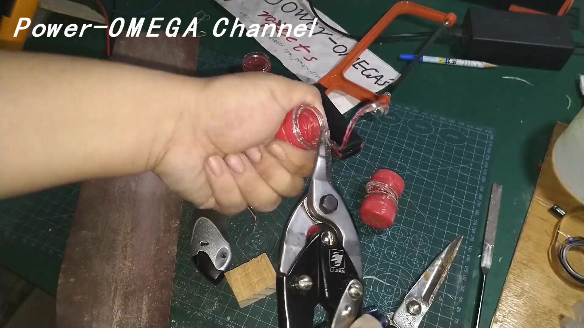 如何自制一个十分简易的盐水电池;如何用氯化钠的水溶液作为电解液...