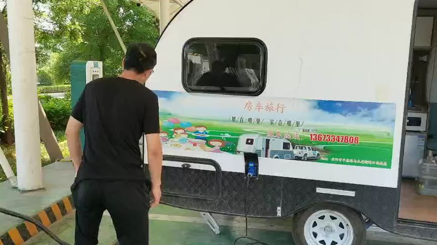房车用直流充电桩取电器使用方法。