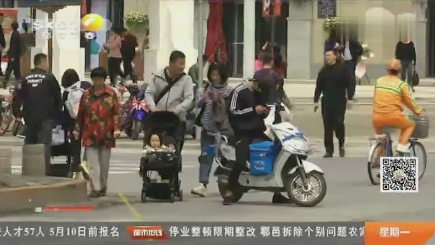 十字路口信号灯太“隐蔽”,司机、行人都一脸懵,现场一片混乱