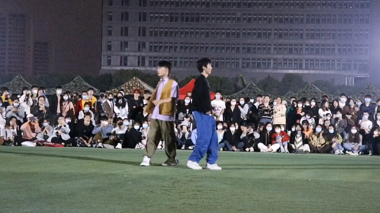 学校操场才艺表演两个男生的trouble maker