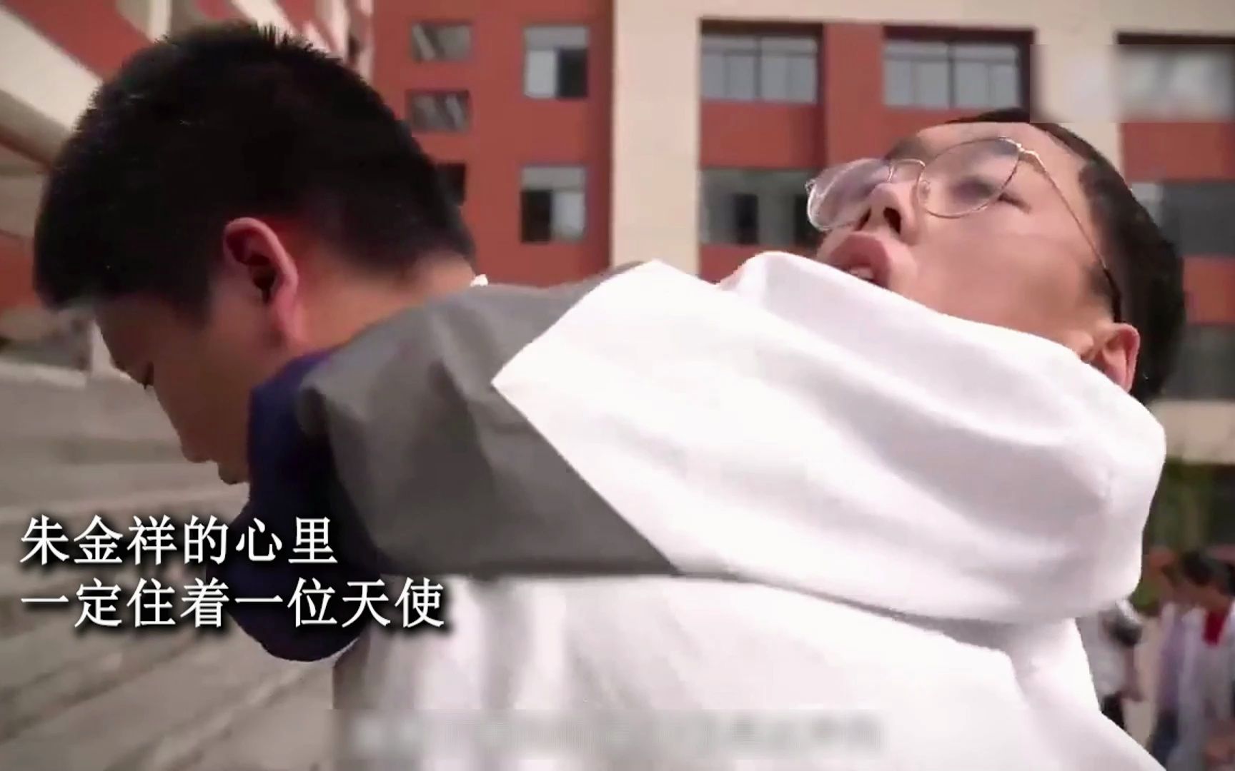 男孩10年坚持背患脑瘫同学上学,两人不是兄弟却胜似兄弟