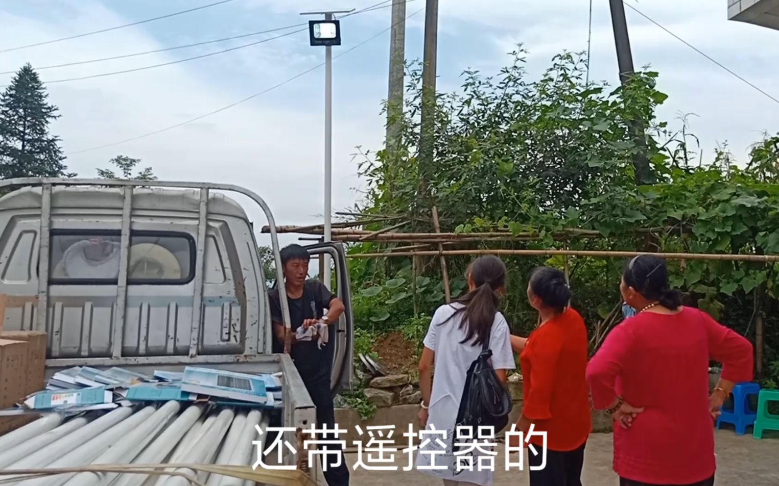 农村也开始安装路灯了,安一盏路灯要380元,邻居老人却不嫌贵