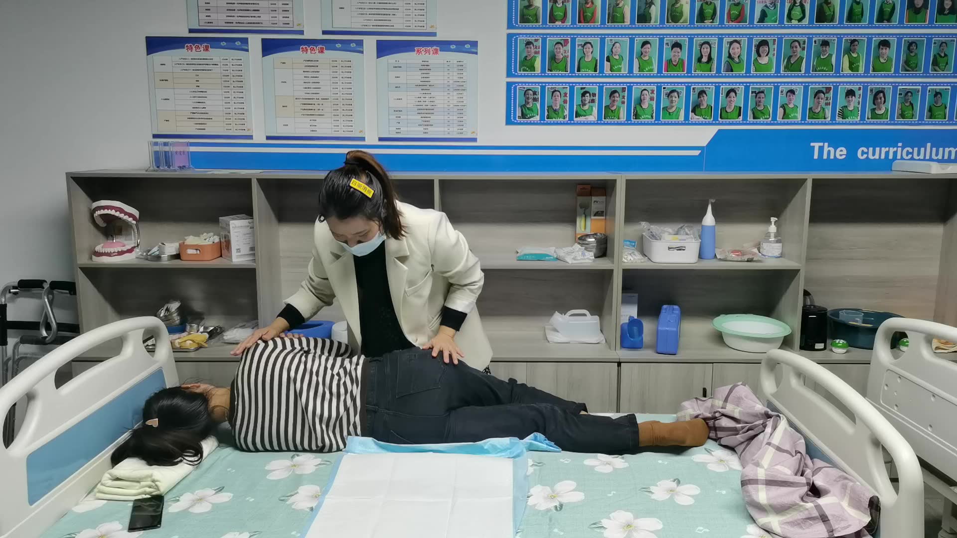 鑫米娅职培黄老师演示如何给卧床老人或病人更换护理垫