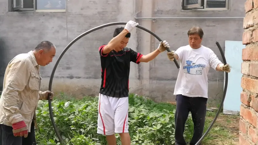 小院改造:和老爸做旋转楼梯的扶手,一寸粗的铁管居然徒手弄弯了