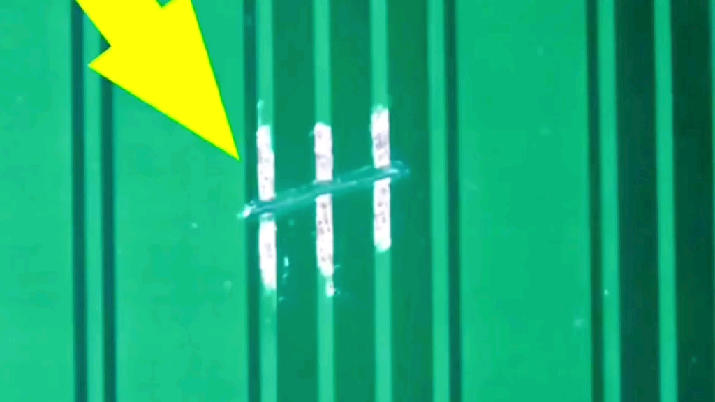 电路板被学徒划伤了,排线完全断了,你看老师傅是怎么现场修复的