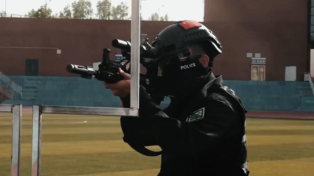 “筑牢北疆屏障”2025内蒙古包、呼、乌三地公安特警跨区域拉动演练